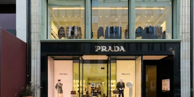 Prada compra Versace: fusión de lujo italiano - AmericaMalls & Retail